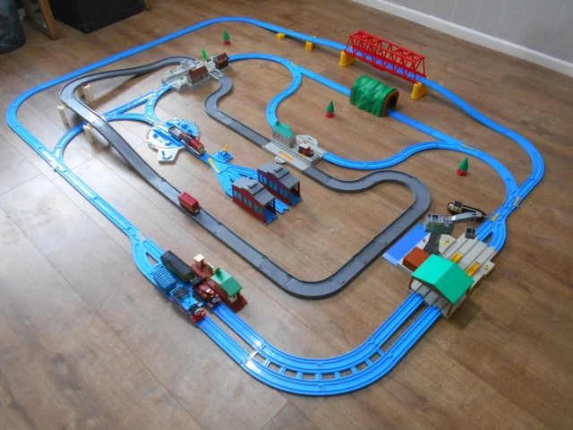 TOMY TRACKMASTER THOMAS the tank engine train set thomas trains battery ...
