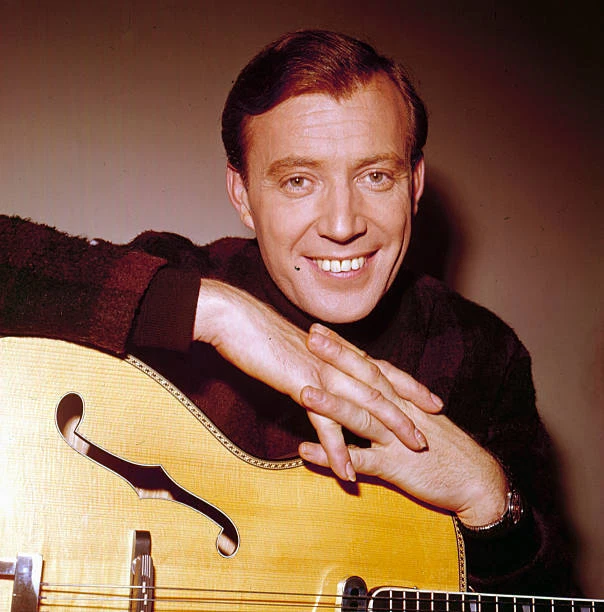 IRISH SINGER AND Guitarist Val Doonican Posed With His Guitar 1964 Old ...