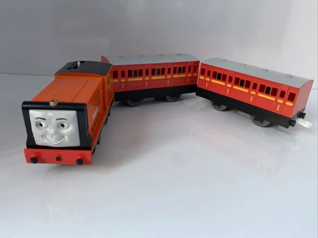TOMY TRACKMASTER THOMAS the tank engine battery train Rusty and Coaches ...