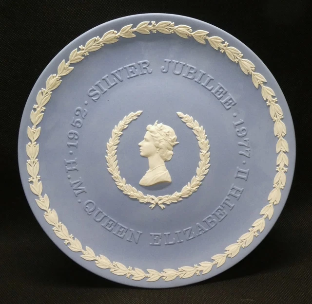 WEDGWOOD BLUE JASPERWARE Queen Elizabeth II Silver Jubilee Plate - 20.5cm $52.00 - PicClick AU
