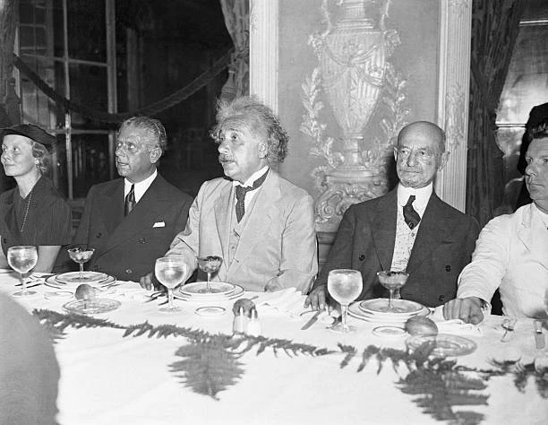 ALBERT EINSTEIN WITH Max Reinhardt At Luncheon 1935 Old Photo EUR 6,71 ...