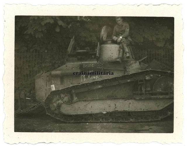 ORIG. FOTO 211.ID Soldat mit franz. Beute Panzer Renault FT-17 ...