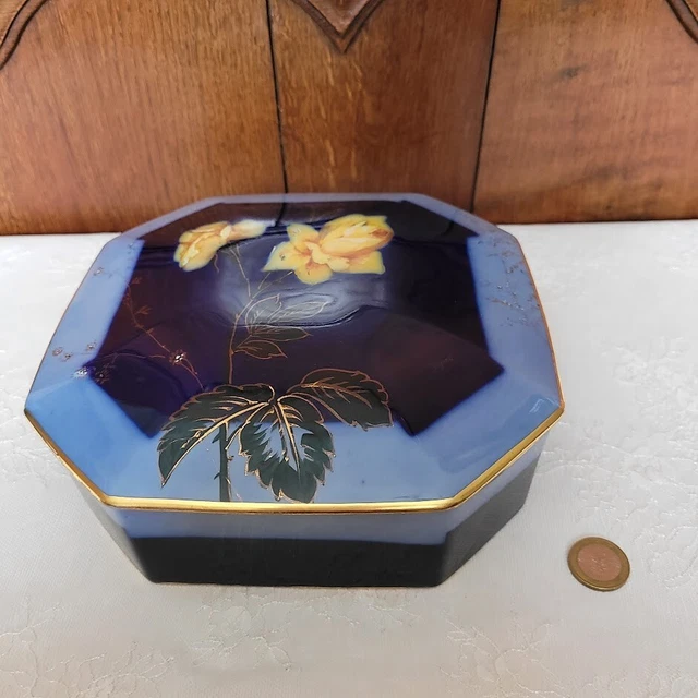 BOITE COFFRET en porcelaine de Limoges , signature du peintre , EUR 98 ...