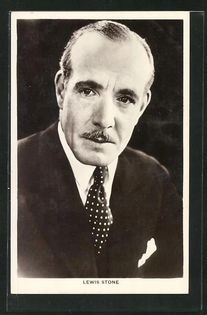 SCHAUSPIELER LEWIS STONE im Anzug mit gepunkteter Krawatte ...