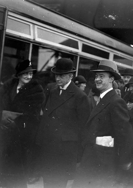 PASSENGERS WAIT TO Board The Drumm Battery Train 1931 Old Ireland Photo ... PASSENGERS WAIT TO Board The Drumm Battery Train 1931 Old Ireland Photo ...