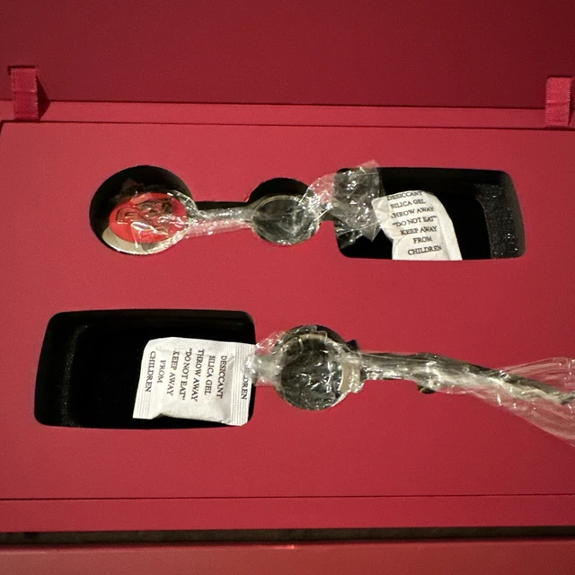 JAGUAR HANDOVER PACK, Growler Keyring, Leaper Keyring, Display Case ...