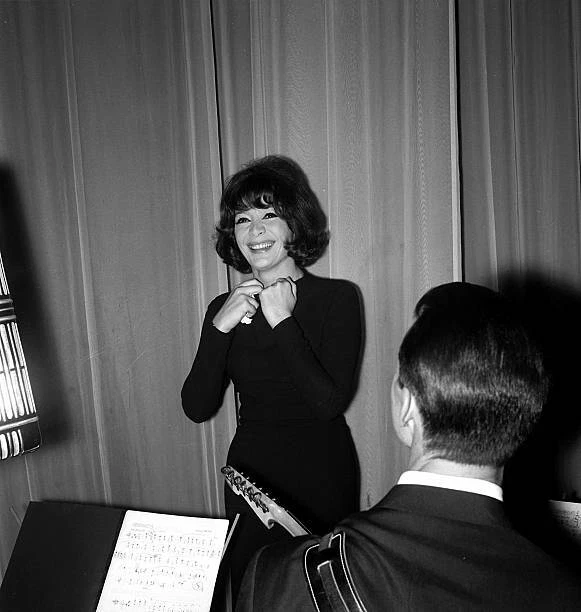 JULIETTE GRECO FRENCH singer Paris 1960s Old Photo 3 EUR 6,78 - PicClick IT