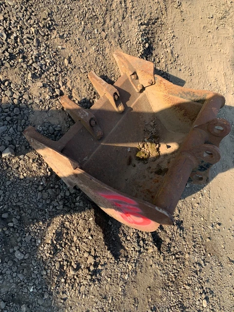 DIGGER BUCKET, 24 inch for Bobcat 1.5 ton machine , 30mm pins £120.00 ...