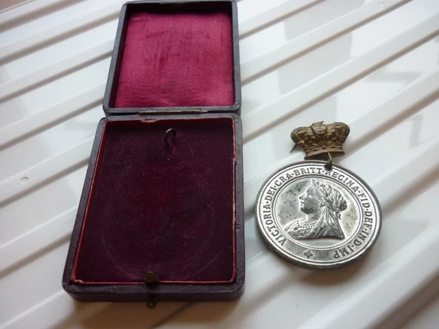 1897 QUEEN VICTORIA 60th Year of Reign Commemorative Medal with Crown £ ...