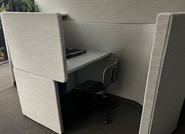 BÜRO-SCHREIBTISCH WORKSTATION MIT grauen Sichtschutz-Trennwänden EUR ...