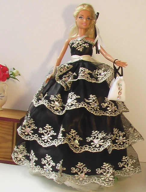 POUPÉE BARBIE MATTEL de collection **REBECCA ** habillée-coiffée-Modèle UNIQUE EUR 23,00 ...