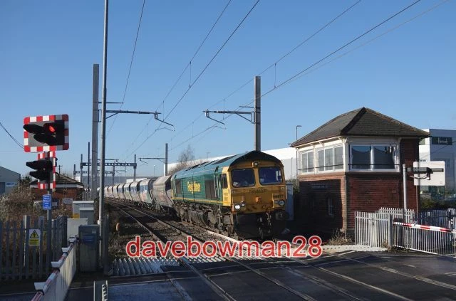 PHOTO CLASS 66 66617 Passes Colthrop Level Crossing Signal Box 12/01/22 ...