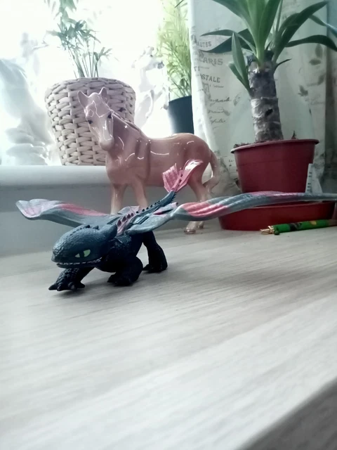 HOW TO TRAIN Your Dragon Racing Stripes Toothless Night Fury Figure Toy ...