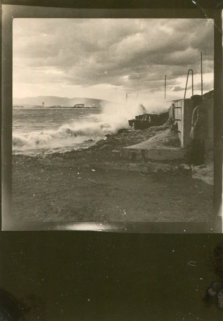 PHOTO D'UN BORD de mer Un homme La digue Les vagues A identifier EUR 3 ...