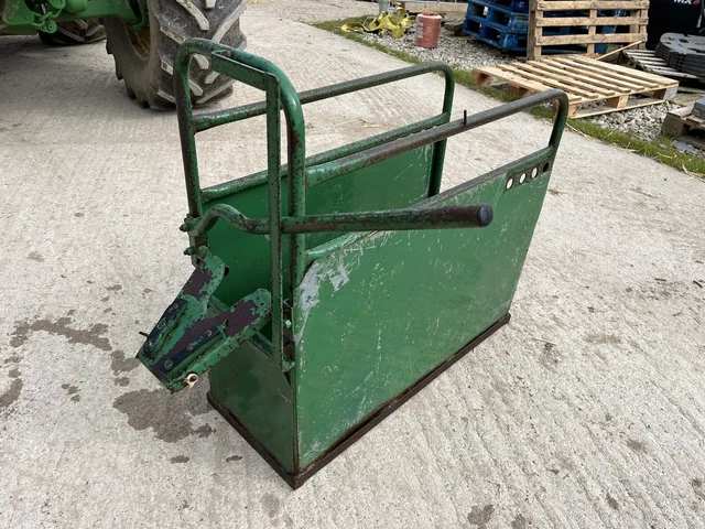 IAE CALF DEHORNING Crate Disbudding Crush Cattle Livestock Handling Cow ...