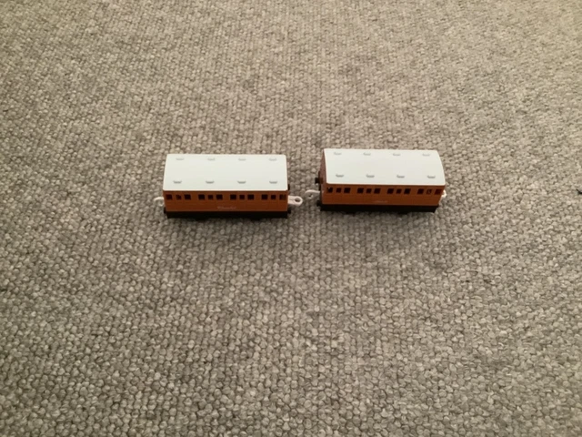TOMY TRACKMASTER THOMAS the tank engine Annie And Clarabel Carriages ...