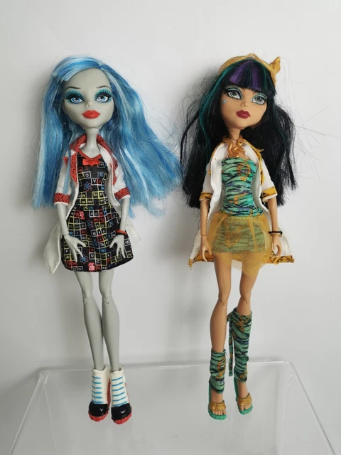 MONSTER HIGH CLASSROOM Mad Science Cleo De Nile and Ghoulia Yelps Dolls ...