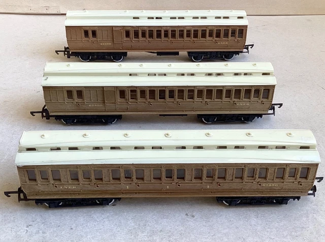 TRIANG, R024 R025 - X3, LNER Teak SHORT CLERESTORY COMPOSITE & BRAKE ...