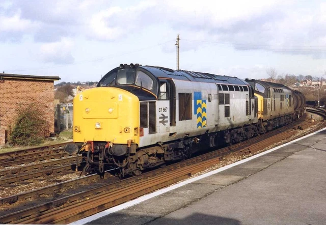 RAILWAY LOCOMOTIVE PHOTO Class 37 # 37667 & 37280 Salisbury 13-02-1992 ...
