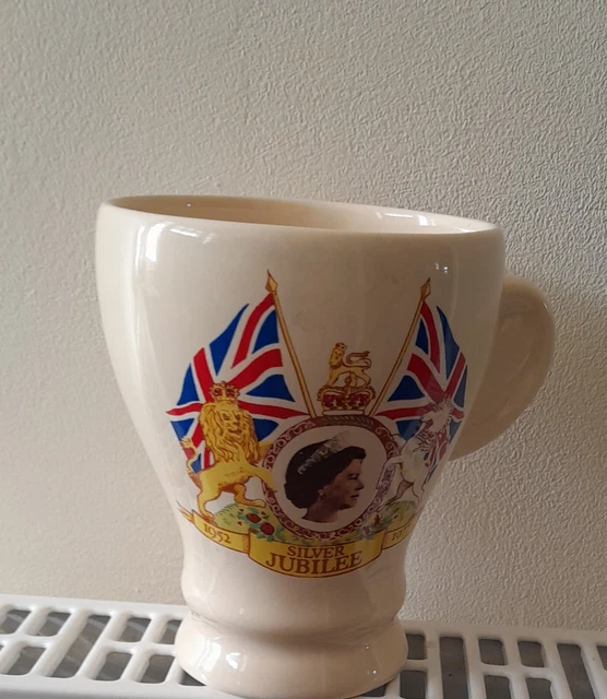 VINTAGE 1977 QUEEN Elizabeth 11 Silver Jubilee Ovaltine Royal ...