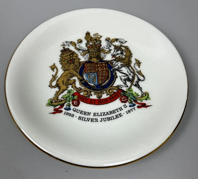QUEEN ELIZABETH II Silver Jubilee 1952-1977 Small Plate Pall Mall Ware ...
