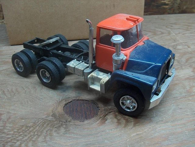 MPC 854 MACK DM 600 Tractor 1/25 Model Kit Expertly Built EUR 65,73 ...