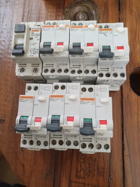 LOT DISJONCTEURS BIPOLAIRE Différentiel Merlin Gerin EUR 38,00 - PicClick FR