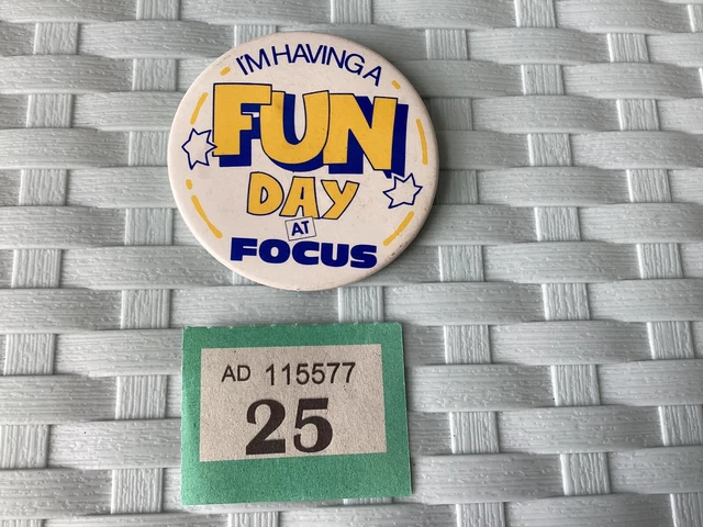 VINTAGE PIN BADGE I’m Having A Fun Day At Focus £0.99 - PicClick UK