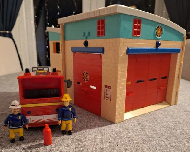 FIREMAN SAM PONTYPANDY Fire Station, Fire Truck And 2 Figures. £19.00 ...