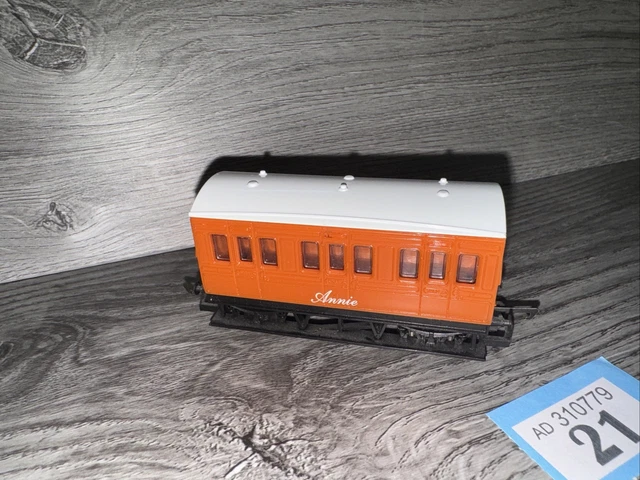HORNBY THOMAS AND Friends R110 Annie Coach Thomas the Tank Engine £8.99 ...