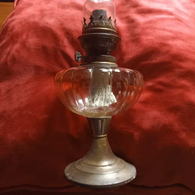 LAMPE A PETROLE de la fin du XIXe, verre teinté et étain EUR 15,00 ... LAMPE A PETROLE de la fin du XIXe, verre teinté et étain EUR 15,00 ...