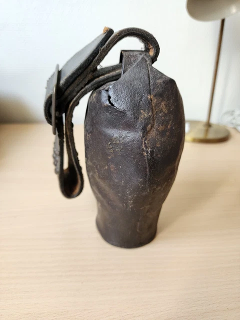 ANCIENNE CLOCHE DE Vache d'alpage avec collier cuir sonaille montagne vintage EUR 12,90 ...