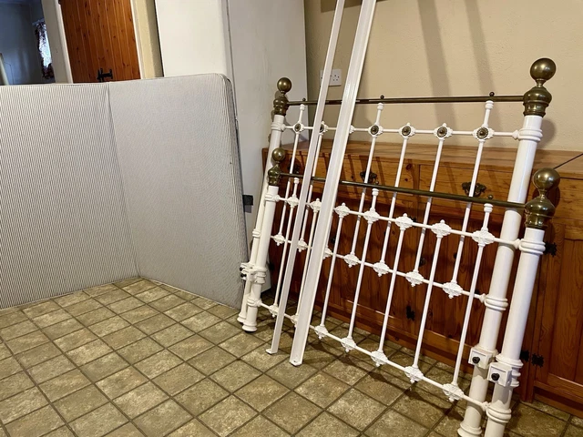 METAL BED FRAME Cream & Brass Queen Size £15.94 - PicClick UK