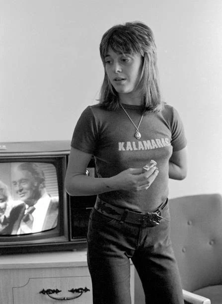 MUSICIAN ACTOR SUZI Quatro poses in her room at The Beverly Hilton- Old ...