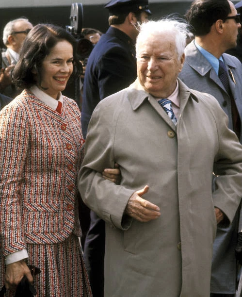 ACTOR CHARLIE CHAPLIN And Wife Oona Oneill 1972 OLD PHOTO 8 $9.00 ...