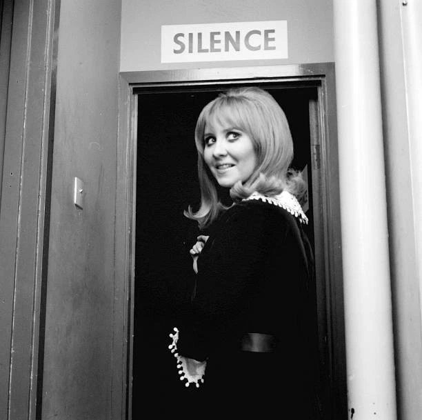 SINGER LULU PERFORMING at Luton night club in February 1968 Old Photo ...