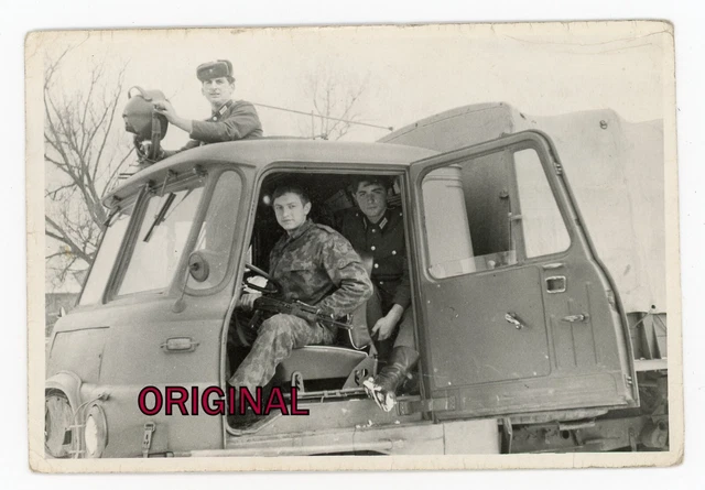 ORIG FOTO 60ER NVA Soldat der Grenztruppen in Flecktarn posiert im DDR ...