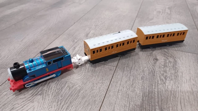 THOMAS TRACKMASTER REAL Steam Thomas Train, battery operated, Old Style ...