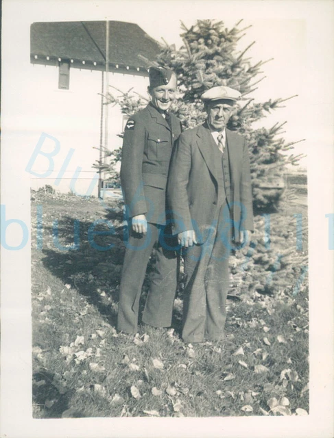 WW2 RAF AIRMAN Photo On leave Canada 1942 Robert Johnston and Uncle £14 ...