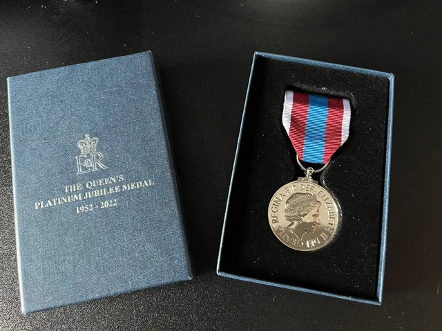 HM QUEEN ELIZABETH II Platinum Jubilee Medal 2022 Genuine Full Size In Box £99.99 - PicClick UK