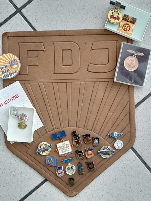 FDJ-FREIE DEUTSCHE JUGEND der DDR Abzeichenkonvolut/FDJ Emblem Pappe ...