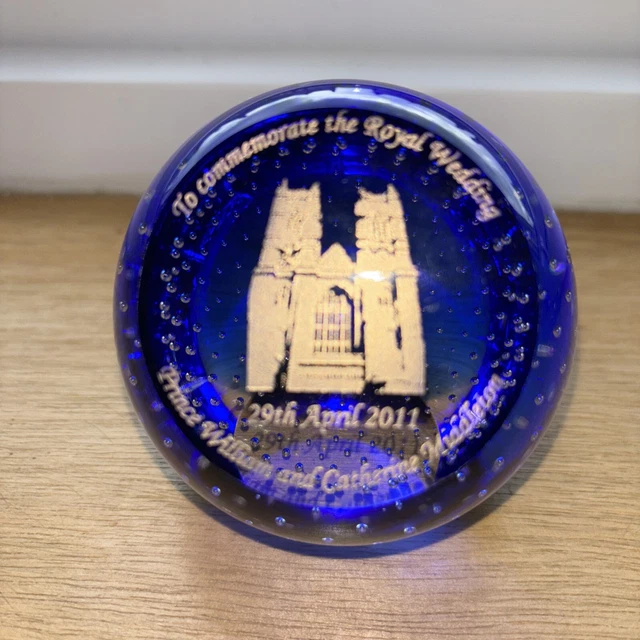 CAITHNESS GLASS PAPERWEIGHT: Prince William and Kate Middleton Wedding ...