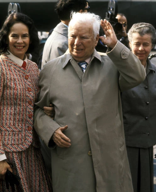 ACTOR CHARLIE CHAPLIN And Wife Oona Oneill 1972 OLD PHOTO 11 $9.00 ...