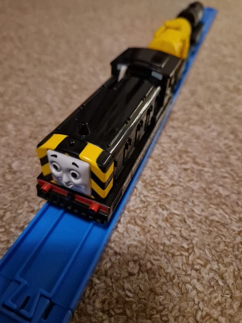 TOMY TRACKMASTER THOMAS & friends train MOTORISED MAVIS WITH TAR & FUEL ...