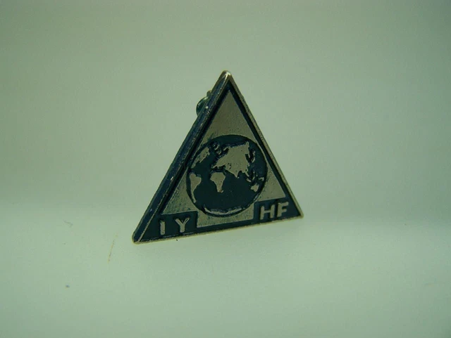 VINTAGE PIN BACK badge IYHF International Youth Hostel Federation 2437 ...