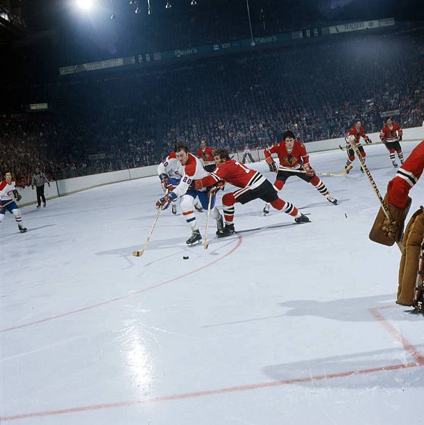 MONTREAL CANADIENS PETE Mahovlich in action vs Chicago Blackhawks - Old ...