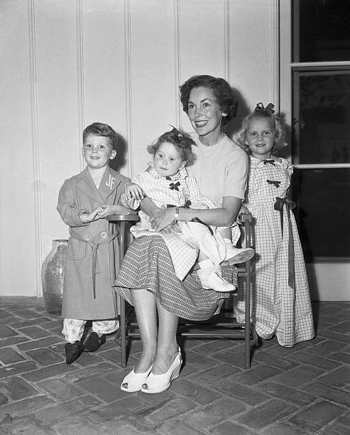 MAUREEN O'SULLIVAN FARROW Posing With Her Children 1950 Movies OLD ...