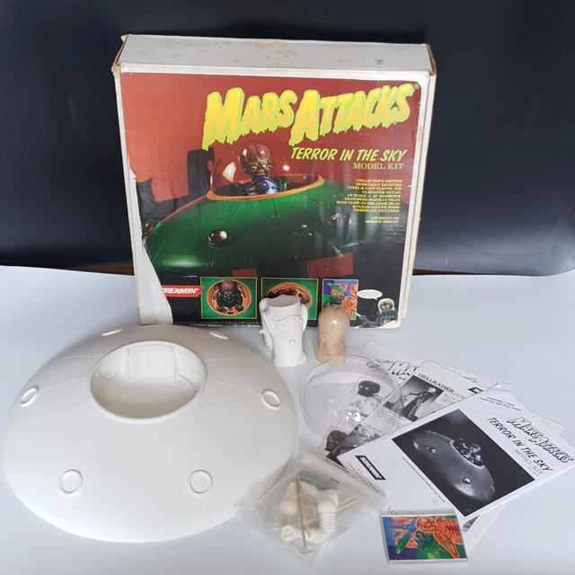 MARS ATTACKS MODEL Kit Terror In The Sky Official Licensed UFO Screamin ...