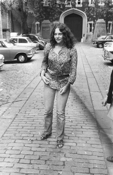 ANNA MENDELSSOHN OUTSIDE HM Prison Holloway in London OLD PHOTO $8.50 ...