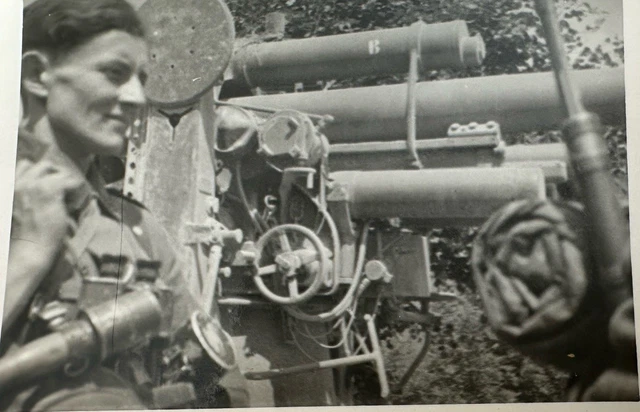 FOTO FRONTFOTO WH Soldat Uffz. Heeres Flak Geschütz Stielhandgranate 24 ...